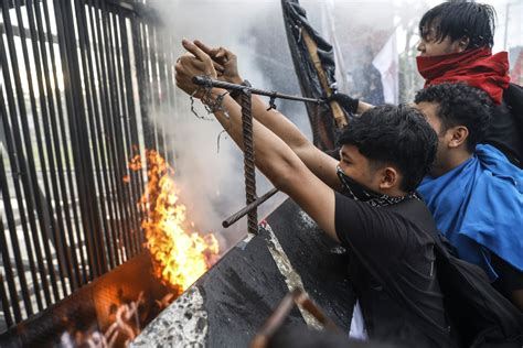 Myanmar Now ၁၉၉၈ အာဏာရှင် ဆူဟာတိုပြုတ်ကျပြီးနောက် အင်ဒိုနီးရှားသည် လွှတ်တော်တွင် အရပ်ဖက်၊ စစ