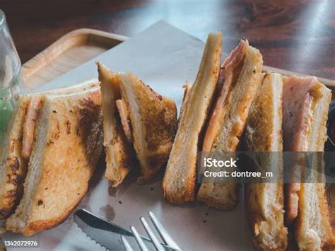 프렌치 토스트 햄 베이컨 치즈 샌드위치와 달걀 클로즈업 건강한 식생활에 대한 스톡 사진 및 기타 이미지 건강한 식생활 고기 굽기 Istock