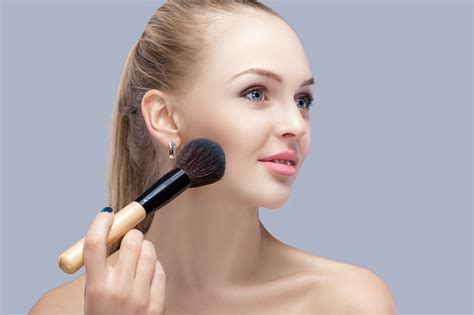 아름 다운 금발 여자 회색 배경에 메이크업 브러쉬를 들고 블러셔를 적용 하는 여자 건강한 생활방식에 대한 스톡 사진 및 기타
