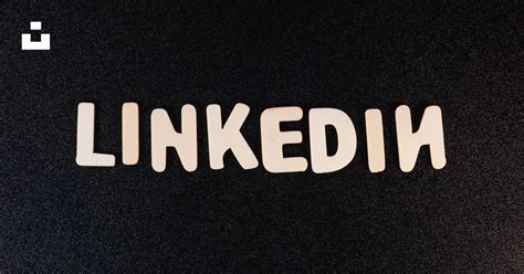 검은색 바탕에 흰색 글자로 연결된 단어 사진 Unsplash의 무료 링크드 인 이미지