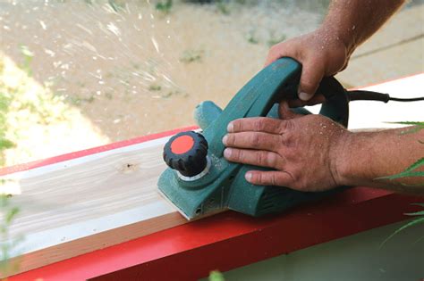 작업 도구입니다 나무 재료의 가공 목수 남자는 전기 비행기에 대 한 나무 판자를 누워 있다 건설 산업에 대한 스톡 사진 및 기타 이미지 Istock