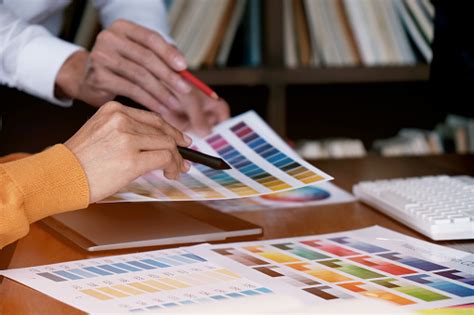 디지털 태블릿에 노력 하는 그래픽 디자이너 아티스트 그래픽 태블릿 및 색상 견본 샘플에 기술에 대한 스톡 사진 및 기타 이미지