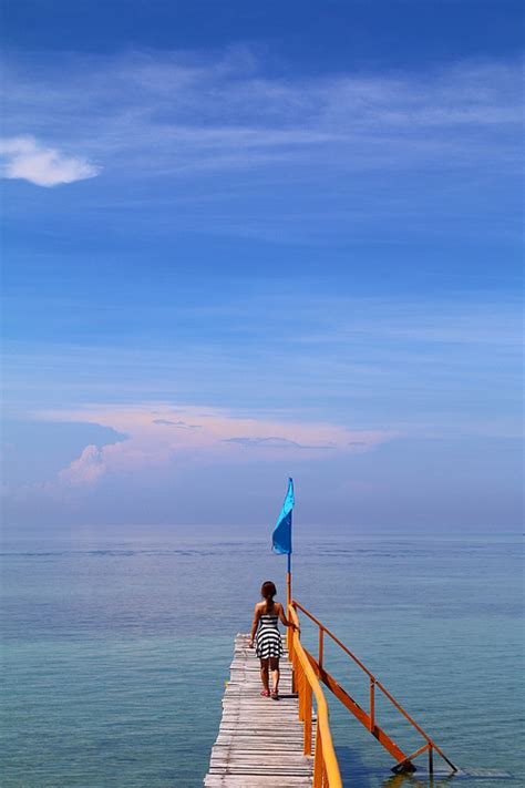 부두를 걸어 바다를 향해가는 여성여행자의 뒷모습 이국적인 풍경 유토이미지 상세페이지 베이직샵 사진 20916137