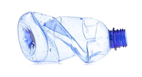Botella De Plástico Vacía Rota Aislada En Un Fondo Blanco Foto Premium