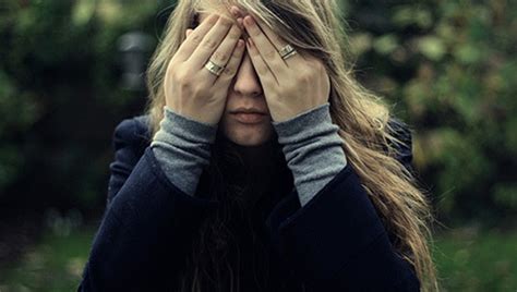 Девушка Закрывает Глаза Руками Фото — Картинки фотографии