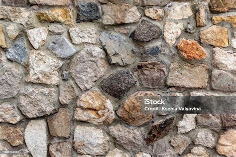 시멘트 벽돌의 형태로 회색과 갈색의 천연 돌의 벽 생태 소재에서 건물 바위 질감에서 건축 배경 클로즈업 갈색에 대한 스톡 사진 및 기타 이미지 Istock