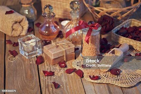 에스테틱의 구성입니다 천연 수 제 비누 하 고 향기로운 허브와 함께 바다 소금 갈색에 대한 스톡 사진 및 기타 이미지 갈색 개념 건강관리와 의술 Istock