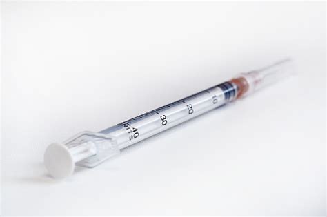 일회용 주사기입니다 플라스틱 인슐린 주사기입니다 뚜껑 열고 인슐린 주사기 날카로운 바늘을 보여줍니다 사출 의학입니다 의료 장비입니다 0명에 대한 스톡 사진 및 기타 이미지