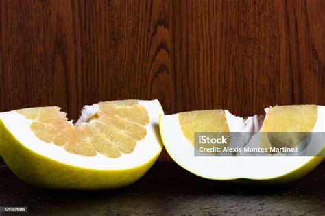 나무와 돌로 된 배경에 고립 된 슬라이스 포멜로 과일을 반으로 자르는 신선한 전체 세트 건강한 라이프 스타일을위한 여름 과일 유기농 과일 음식 0명에 대한 스톡 사진 및