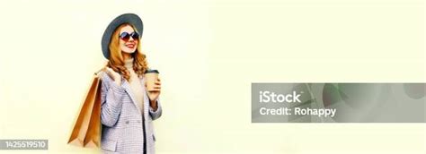 코트를 입은 쇼핑백 흰색 배경에 둥근 모자를 쓴 아름다운 행복한 웃는 여성의 가을 초상화 25 29세에 대한 스톡 사진 및 기타 이미지 25 29세 가방 가을