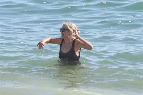 Fun In The Sun Holly Willoughby Makes A Splash In Swimsuit During This Morning Break In