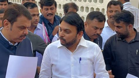 काँग्रेस आमदार धावत धावत फडणवीसांच्या भेटीला देवेंद्र म्हणाले थांब तुझाही मुहूर्त लवकरच