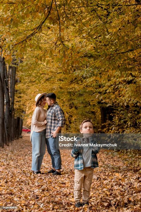 여자와 놀란 아들과 함께 남자의 행복한 가족 초음파 임신 사진을 들고 있습니다 보충을 기다리는 가족의 가을 사진 촬영 백인종에 대한 스톡 사진 및 기타 이미지 Istock