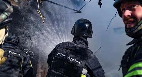 Через обстріли в Херсоні горіли чотири будинки ФОТО Читайте на Ukr Net