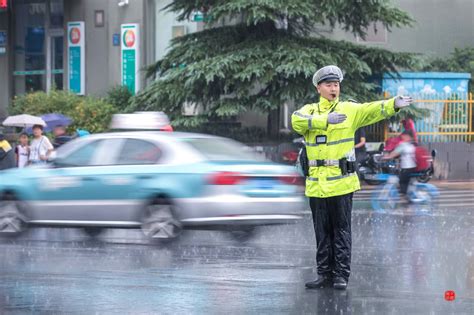 雨中交警