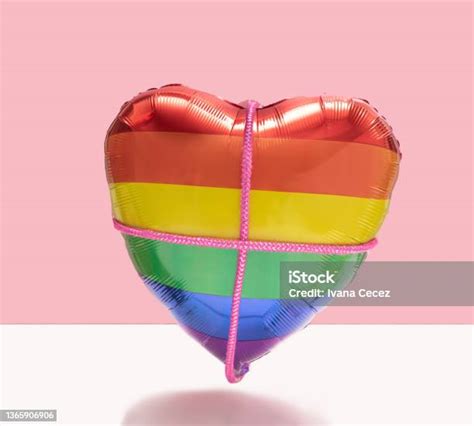 최소한의 꽉 사랑 개념 분홍색 반짝임 로프가있는 무지개 색 하트 모양의 풍선이 교차합니다 핑크와 스타 화이트 배경 0명에 대한 스톡 사진 및 기타 이미지 Istock