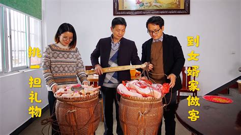农村婆媳同住，亲家公挑一担礼物来做客，看婆婆做啥吃的来招待 Youtube