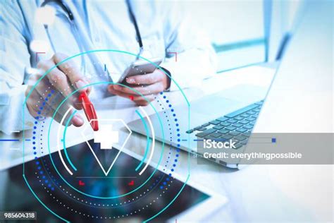 의료 기술 개념입니다 의사 손에 현대 디지털 태블릿 및 노트북 컴퓨터 의료 차트 인터페이스 태양 플레어 효과 사진 작업 건강관리와 의술에 대한 스톡 사진 및 기타 이미지