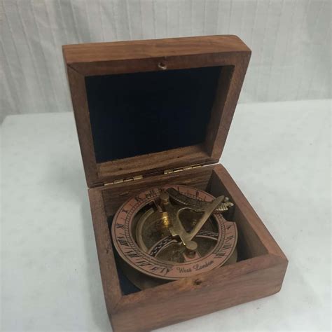 Old Fashioned Style Compass In Decorative Wooden Boxs