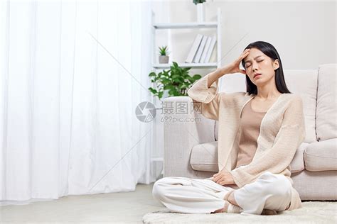 居家女性生病头晕头痛高清图片下载 正版图片506953141 摄图网