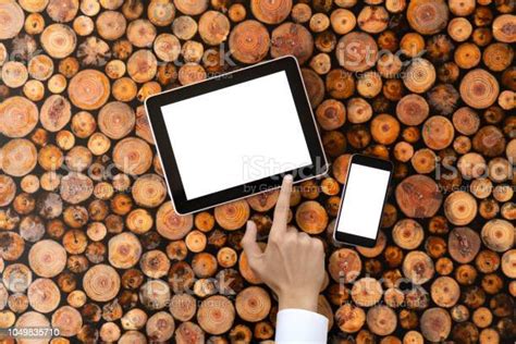 태블릿을 들고 긴 손가락으로 손의 닫습니다 스마트폰 및 노트북 테이블에 거짓말 상위 뷰 공란에 대한 스톡 사진 및 기타 이미지 공란 기업 비즈니스 디지털 태블릿