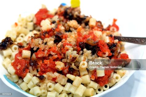 이집트 요리 이집트의 국가 요리 쌀 마카로니 렌즈콩으로 만든 인기 길거리 음식 매운 토마토 소스를 얹은 렌즈콩 거리에 대한 스톡 사진 및 기타 이미지 Istock