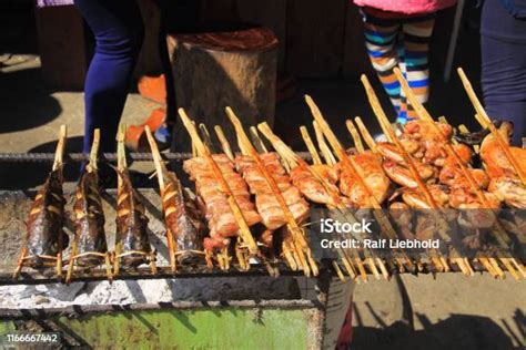 꼬치에 생선과 닭고기 장이 있는 전통 바비큐 길거리 음식을 가까이서 보시고 거리에 대한 스톡 사진 및 기타 이미지 거리