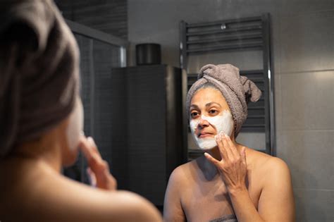 아름다움과 개인 위생 치료로 집에서 자신을 애지중지하는 여성 자부심과 가능성의 개념 50 54세에 대한 스톡 사진 및 기타