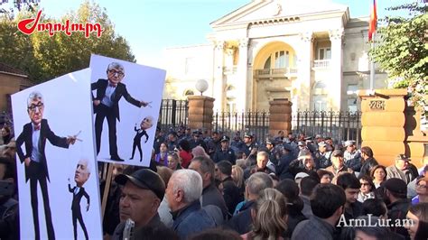 «Ոստիկաններ մի հրեք լարված իրավիճակ՝ նախագահականի դիմաց Youtube