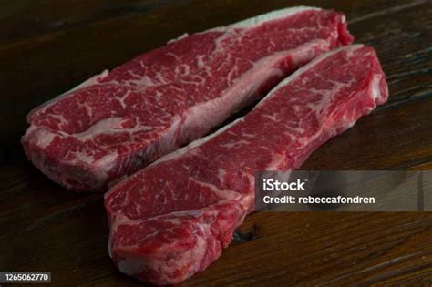 스테이크 정육점 상점에서 나무 정육점 블록에서 찍은 생 고기 고기의 고전적인 미국 정육점 컷 스테이크 쇠고기 갈비 필레 미뇽