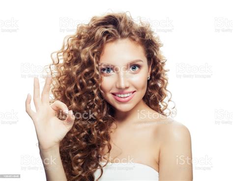 젊은 여자는 흰색 절연 확인 표시를 보여주는 행복 한 여자 손 괜찮아 기호 건강관리와 의술에 대한 스톡 사진 및 기타 이미지 건강관리와 의술 건강한 생활방식 곱슬