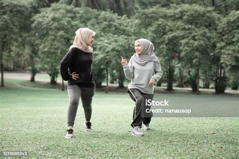 화창한 날 동안 공공 공원에서 운동을하는 아름다운 무슬림 청소년 18 19세에 대한 스톡 사진 및 기타 이미지 18 19세 25 29세 2명 Istock