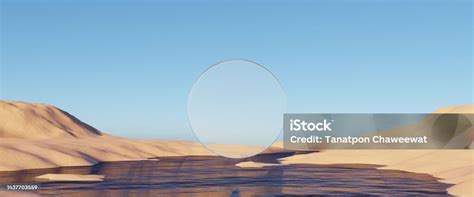 추상 모래 언덕 절벽 모래와 금속 연단 스탠드 플랫폼 초현실적 인 사막 자연 풍경 배경입니다 광택 있는 금속 아치 기하학적 디자인이 있는 사막의 장면 3d 렌더링 호수에