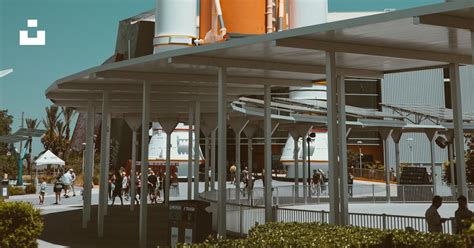 건물 꼭대기에 앉아 있는 커다란 주황색 로켓 사진 Unsplash의 무료 케네디 우주 센터 방문자 콤플렉스 이미지