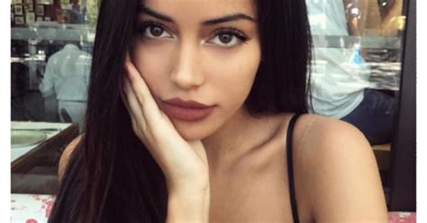 Sarışın Mı Kara Kaşlı Kara Gözlü Kızlar Mı Kizlarsoruyor