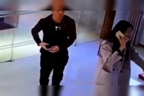 美女只顾打电话，没注意身后，监控拍下哭笑不得的一幕身后监控美女