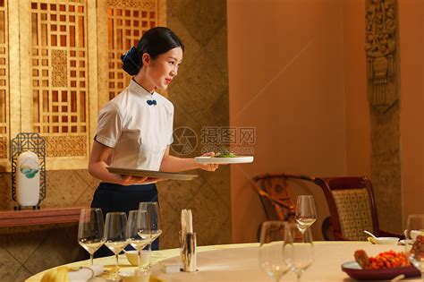 热情的酒店服务员上菜高清图片下载 正版图片507636612 摄图网 热情的酒店服务员上菜高清图片下载 正版图片507636612 摄图网