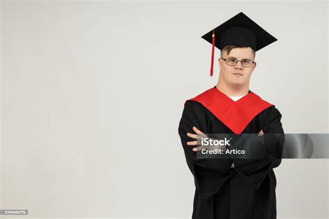 졸업생 양복을 입고 안경을 쓴 뇌성마비를 앓고 있는 웃는 젊은이 세계 유전 질환의 날 개념 텍스트 장소 개발에 대한 스톡 사진 및 기타 이미지 Istock