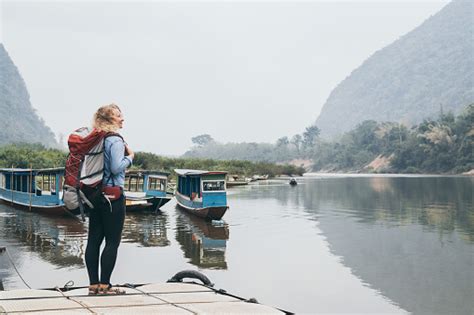 배낭을 가진 백인 금발의 여자는 무앙 응고이 마을에서 보트 부두에 서 라오스 라오스에 대한 스톡 사진 및 기타 이미지 라오스 여자 강 Istock