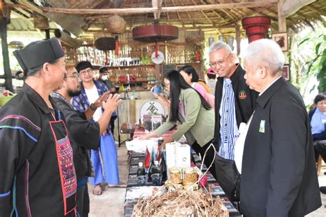 Photo Gallery อว ขึ้นเหนือ นำงานวิจัยเพื่อท้องถิ่น ศึกษาพืชสมุนไพรและเพิ่มมูลค่าผลิตภัณฑ์สินค้า