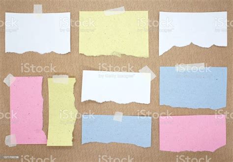 종이 시트의 아홉 가지 조각의 컬렉션 끈적 끈적한 테이프가있는 여러 가지 색상의 찢어진 노트 용지 디자인모형 빈 템플릿입니다 접착 테이프에 대한 스톡 사진 및 기타 이미지