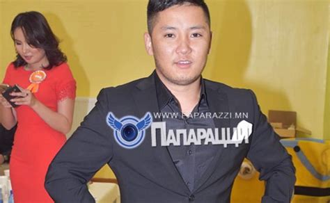 “Нүдэнд дулаахан дуучин залуу”