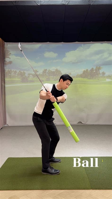 김현우 프로 스틱과 함께 백스윙 연습하세요 🇰🇷 저는 스티로폼을 잘라서 그립 끝에 끼웠습니다😃 얼라이먼트 스틱과 함께 그립을 잡고 백스윙을 연습하세요 백스윙 궤도가