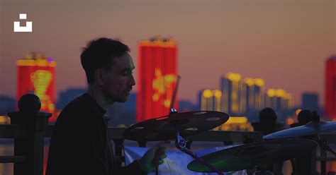 도시의 스카이라인 앞에서 드럼을 치는 남자 사진 Unsplash의 무료 도시의 이미지