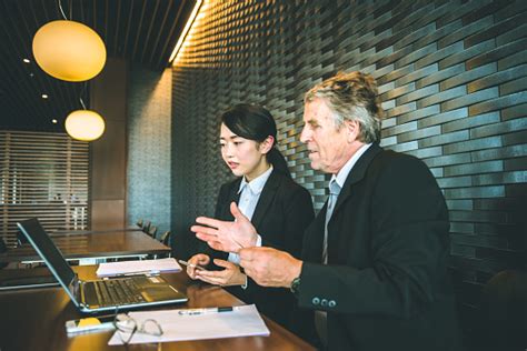 상석 코카서스인 남성 사업가 및 젊은 분재 기업가 교토부 일본용 백인종에 대한 스톡 사진 및 기타 이미지 백인종 비즈니스 20 29세 Istock