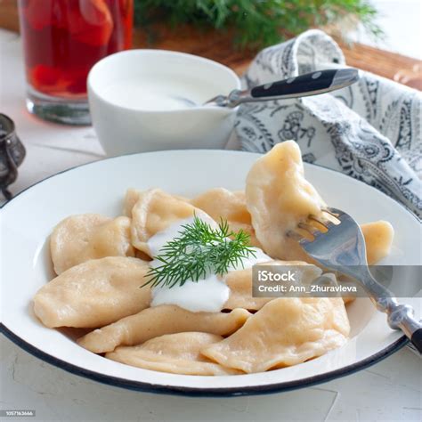치즈와 전통적인 세라믹 접시에 쐐기와만 두 러시아 전통 요리 소스에 대한 스톡 사진 및 기타 이미지 소스 피에로기 딜 허브 Istock