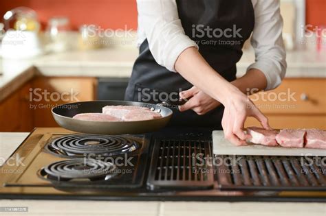 요리사는 주방에서 신선한 돼지고기 스테이크 가정 요리 메뉴를 준비 합니다 요리 조리법 레스토랑 메뉴 맛 있는 음식 고급 요리에 대한 스톡 사진 및 기타 이미지 Istock