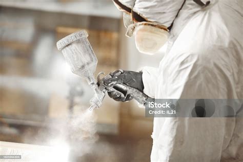 페인트 스프레이 건 나무에 공기없는 살포로 작업 하는 남자 난연제에 대한 스톡 사진 및 기타 이미지 난연제 페인트 분무
