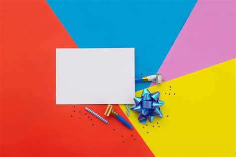 생일 배경 플랫 은 파스텔 노란색 파란색 오렌지와 핑크 기하학적 배경에 전단지 초대 카드와 화려한 파티 장식을 누워 개념에 대한 스톡 사진 및 기타 이미지 Istock