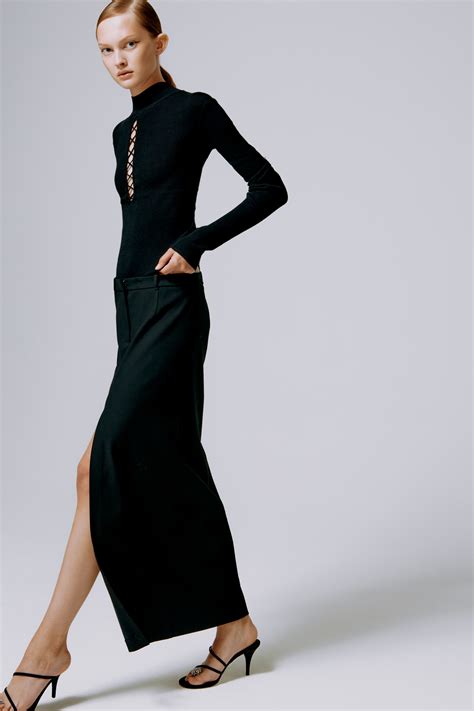 Длинная юбка с разрезом спереди фото